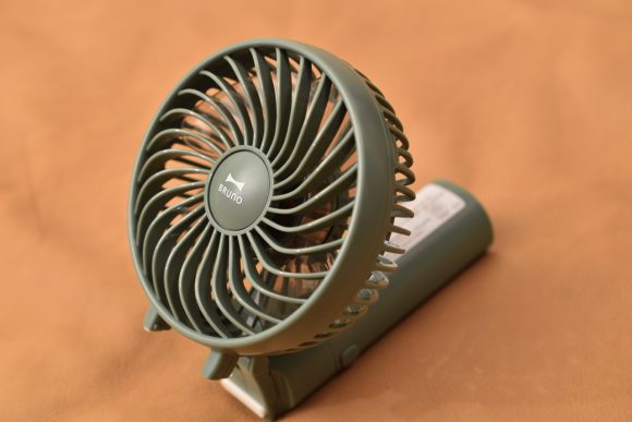 【レビュー】暑さ対策にBRUNOポータブルミニファン。外出時の必需品！
